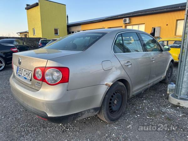 Beige Volkswagen Jetta 2006 in Tallinn, with an engine capacity of 1.90 L and mileage of 405 thousand km for 500 €, photo 9 on AUTOMOTO.COM.LV