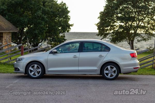 Smilšu krāsa Volkswagen Jetta 2011 Tallina, ar dzinēja tilpumu 1.20 L un nobraukumu 266 tūkst. km par 3700 €, foto 3 vietnē AUTOMOTO.COM.LV