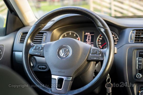 Smilšu krāsa Volkswagen Jetta 2011 Tallina, ar dzinēja tilpumu 1.20 L un nobraukumu 266 tūkst. km par 3700 €, foto 9 vietnē AUTOMOTO.COM.LV