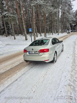 Smilšu krāsa Volkswagen Jetta 2012 Tallina, ar dzinēja tilpumu 1.40 L un nobraukumu 0 tūkst. km par 3490 €, foto 3 vietnē AUTOMOTO.COM.LV