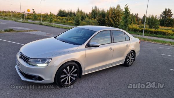 Smilšu krāsa Volkswagen Jetta 2012 Tartu, ar dzinēja tilpumu 1.20 L un nobraukumu 201 tūkst. km par 5000 €, foto 4 vietnē AUTOMOTO.COM.LV