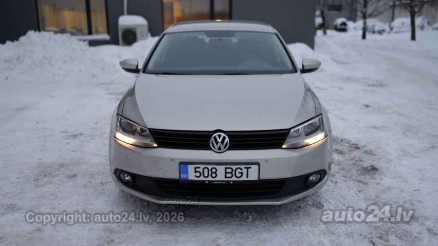 Beige Volkswagen Jetta 2013 in Tallinn, with an engine capacity of 1.40 L and mileage of 125 thousand km for 4999 €, photo 2 on AUTOMOTO.COM.LV