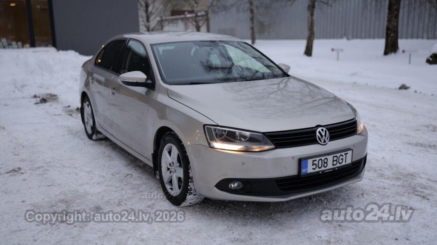 Beige Volkswagen Jetta 2013 in Tallinn, with an engine capacity of 1.40 L and mileage of 125 thousand km for 4999 €, photo 3 on AUTOMOTO.COM.LV