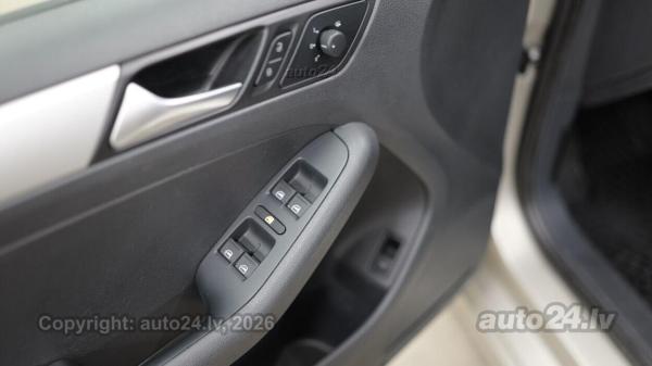 Smilšu krāsa Volkswagen Jetta 2013 Tallina, ar dzinēja tilpumu 1.40 L un nobraukumu 125 tūkst. km par 4999 €, foto 11 vietnē AUTOMOTO.COM.LV