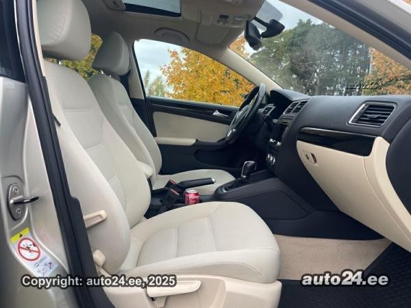 Smilšu krāsa Volkswagen Jetta 2014 Tallina, ar dzinēja tilpumu 1.40 L un nobraukumu 182 tūkst. km par 6990 €, foto 11 vietnē AUTOMOTO.COM.LV