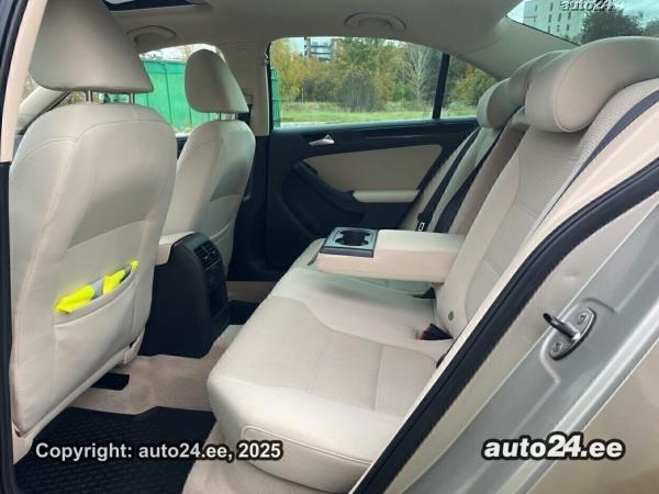Beige Volkswagen Jetta 2014 in Tallinn, with an engine capacity of 1.40 L and mileage of 182 thousand km for 6990 €, photo 11 on AUTOMOTO.COM.LV