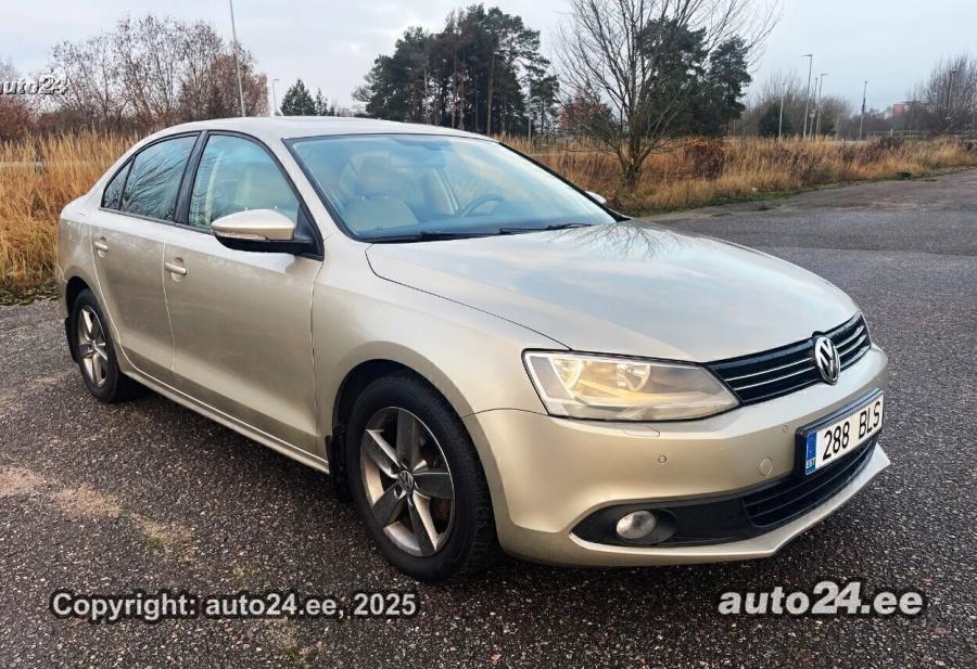 Smilšu krāsa Volkswagen Jetta 2014 Tallina, ar dzinēja tilpumu 1.40 L un nobraukumu 182 tūkst. km par 6990 €, foto 3 vietnē AUTOMOTO.COM.LV