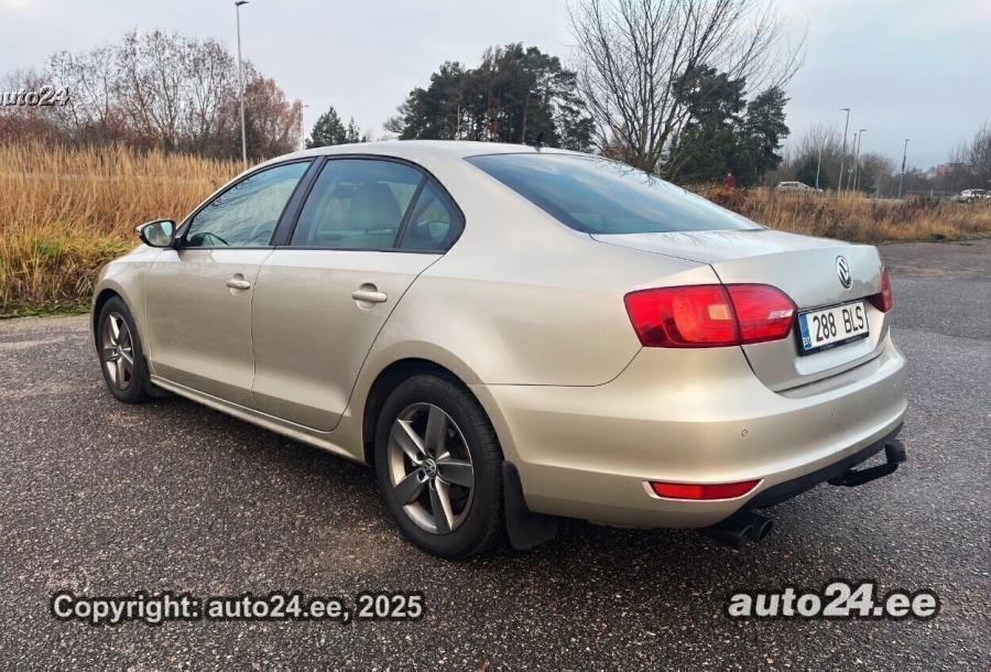 Smilšu krāsa Volkswagen Jetta 2014 Tallina, ar dzinēja tilpumu 1.40 L un nobraukumu 182 tūkst. km par 6990 €, foto 4 vietnē AUTOMOTO.COM.LV