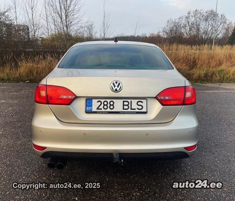 Smilšu krāsa Volkswagen Jetta 2014 Tallina, ar dzinēja tilpumu 1.40 L un nobraukumu 182 tūkst. km par 6990 €, foto 5 vietnē AUTOMOTO.COM.LV