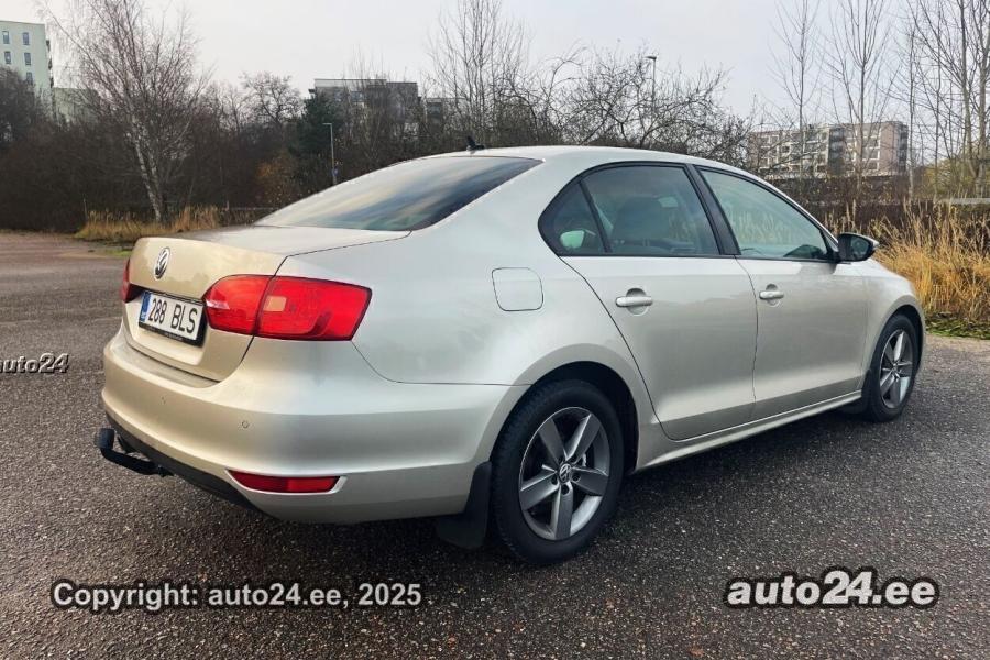 Smilšu krāsa Volkswagen Jetta 2014 Tallina, ar dzinēja tilpumu 1.40 L un nobraukumu 182 tūkst. km par 6990 €, foto 6 vietnē AUTOMOTO.COM.LV