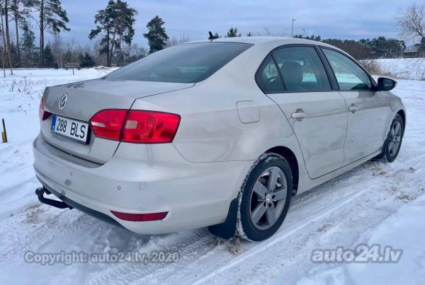 Beige Volkswagen Jetta 2014 in Tallinn, with an engine capacity of 1.40 L and mileage of 182 thousand km for 6990 €, photo 4 on AUTOMOTO.COM.LV