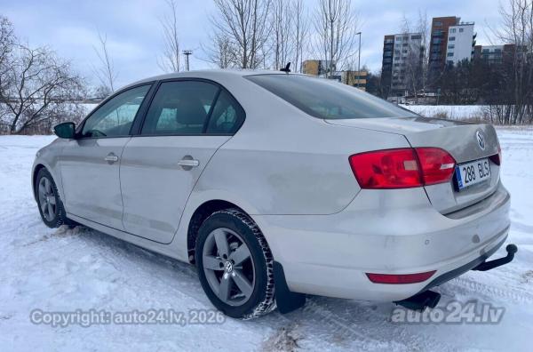Beige Volkswagen Jetta 2014 in Tallinn, with an engine capacity of 1.40 L and mileage of 182 thousand km for 6990 €, photo 6 on AUTOMOTO.COM.LV