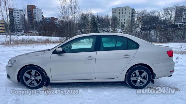 Beige Volkswagen Jetta 2014 in Tallinn, with an engine capacity of 1.40 L and mileage of 182 thousand km for 6990 €, photo 7 on AUTOMOTO.COM.LV