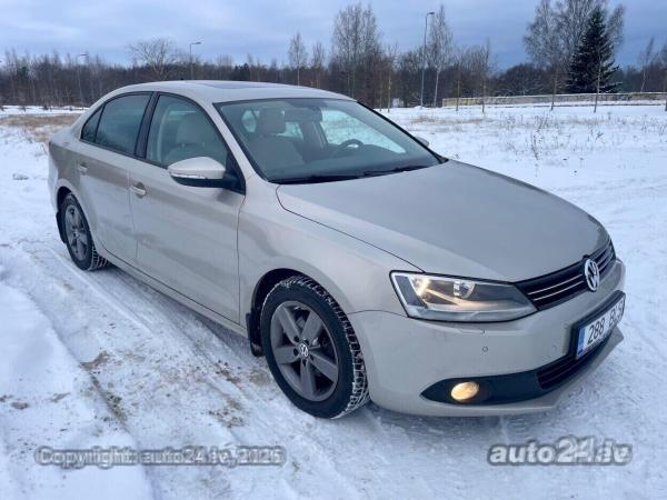 Smilšu krāsa Volkswagen Jetta 2014 Tallina, ar dzinēja tilpumu 1.40 L un nobraukumu 182 tūkst. km par 6990 €, foto 3 vietnē AUTOMOTO.COM.LV