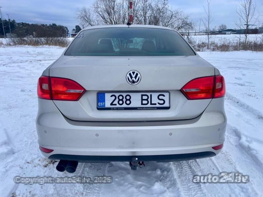 Beige Volkswagen Jetta 2014 in Tallinn, with an engine capacity of 1.40 L and mileage of 182 thousand km for 6990 €, photo 5 on AUTOMOTO.COM.LV