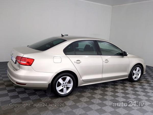 Smilšu krāsa Volkswagen Jetta 2015 Tallina, ar dzinēja tilpumu 1.40 L un nobraukumu 269 tūkst. km par 4499 €, foto 3 vietnē AUTOMOTO.COM.LV