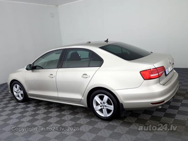 Smilšu krāsa Volkswagen Jetta 2015 Tallina, ar dzinēja tilpumu 1.40 L un nobraukumu 269 tūkst. km par 4499 €, foto 4 vietnē AUTOMOTO.COM.LV