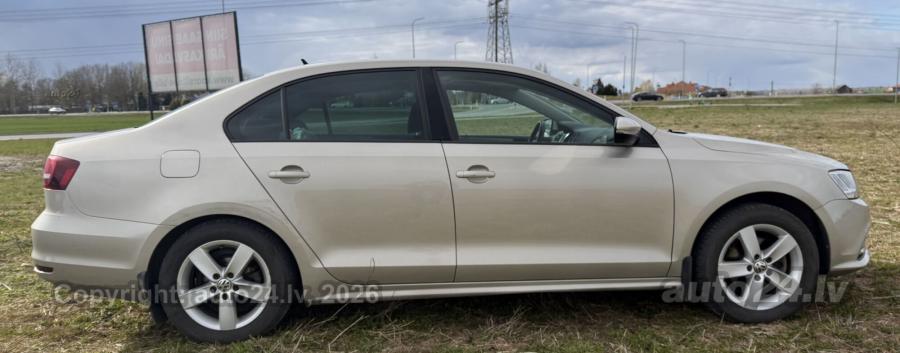 Smilšu krāsa Volkswagen Jetta 2016 Tartu, ar dzinēja tilpumu 1.40 L un nobraukumu 141 tūkst. km par 6900 €, foto 4 vietnē AUTOMOTO.COM.LV