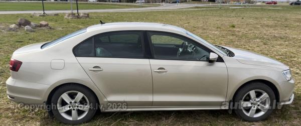 Smilšu krāsa Volkswagen Jetta 2016 Tartu, ar dzinēja tilpumu 1.40 L un nobraukumu 141 tūkst. km par 6900 €, foto 7 vietnē AUTOMOTO.COM.LV