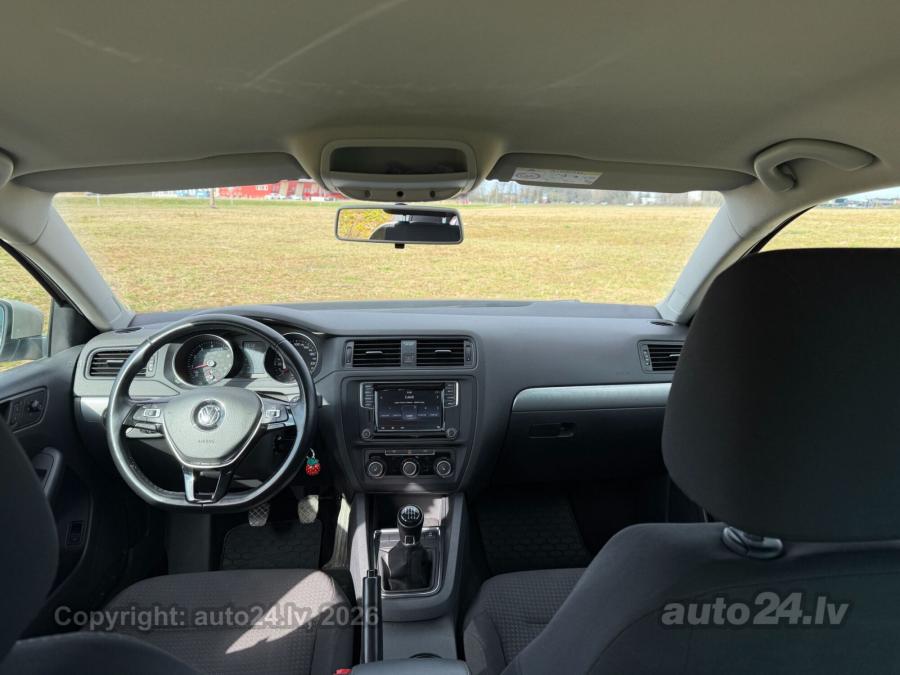 Smilšu krāsa Volkswagen Jetta 2016 Tartu, ar dzinēja tilpumu 1.40 L un nobraukumu 141 tūkst. km par 6900 €, foto 14 vietnē AUTOMOTO.COM.LV