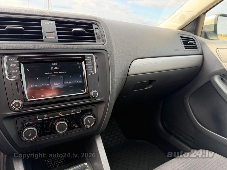 Smilšu krāsa Volkswagen Jetta 2016 Tartu, ar dzinēja tilpumu 1.40 L un nobraukumu 141 tūkst. km par 6900 €, foto 17 vietnē AUTOMOTO.COM.LV