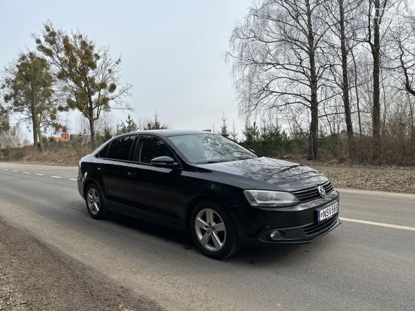 Black Volkswagen Jetta 2013 in Kaunas, with an engine capacity of 1.60 L and mileage of 309 thousand km for 6500 €, photo 1 on AUTOMOTO.COM.LV