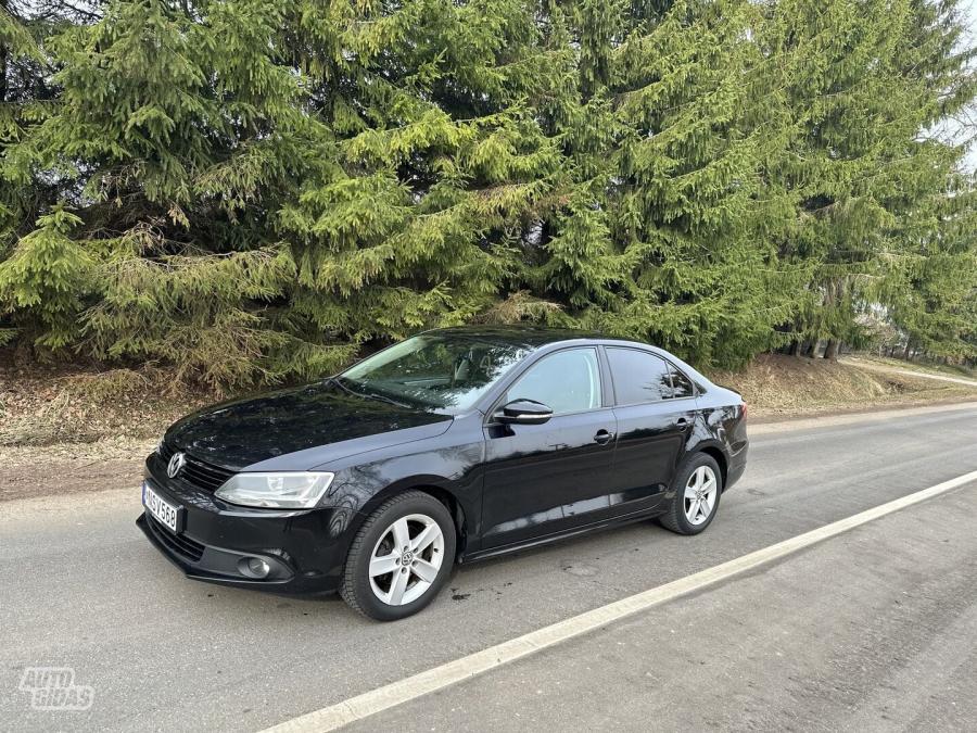 Black Volkswagen Jetta 2013 in Kaunas, with an engine capacity of 1.60 L and mileage of 309 thousand km for 6500 €, photo 2 on AUTOMOTO.COM.LV