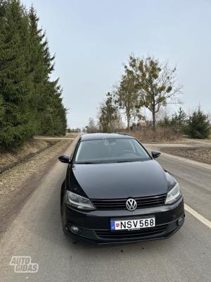 Black Volkswagen Jetta 2013 in Kaunas, with an engine capacity of 1.60 L and mileage of 309 thousand km for 6500 €, photo 3 on AUTOMOTO.COM.LV