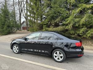 Black Volkswagen Jetta 2013 in Kaunas, with an engine capacity of 1.60 L and mileage of 309 thousand km for 6500 €, photo 4 on AUTOMOTO.COM.LV
