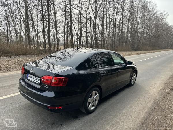 Black Volkswagen Jetta 2013 in Kaunas, with an engine capacity of 1.60 L and mileage of 309 thousand km for 6500 €, photo 5 on AUTOMOTO.COM.LV