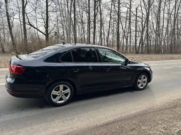 Black Volkswagen Jetta 2013 in Kaunas, with an engine capacity of 1.60 L and mileage of 309 thousand km for 6500 €, photo 6 on AUTOMOTO.COM.LV
