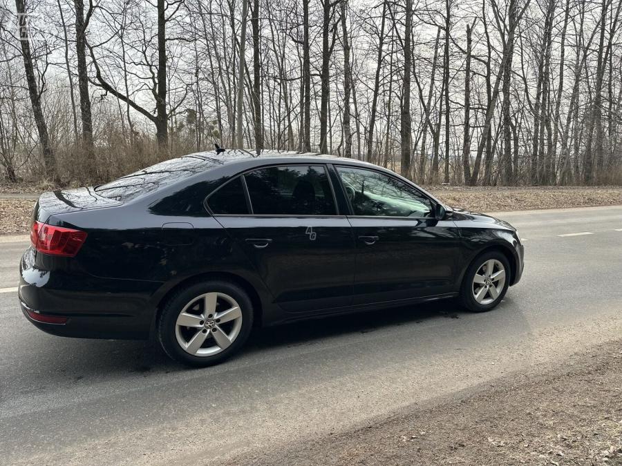 Black Volkswagen Jetta 2013 in Kaunas, with an engine capacity of 1.60 L and mileage of 309 thousand km for 6500 €, photo 6 on AUTOMOTO.COM.LV