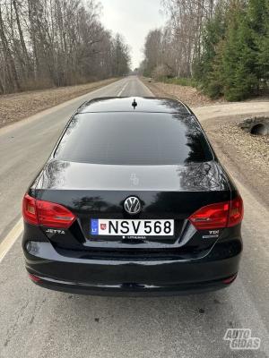 Black Volkswagen Jetta 2013 in Kaunas, with an engine capacity of 1.60 L and mileage of 309 thousand km for 6500 €, photo 7 on AUTOMOTO.COM.LV
