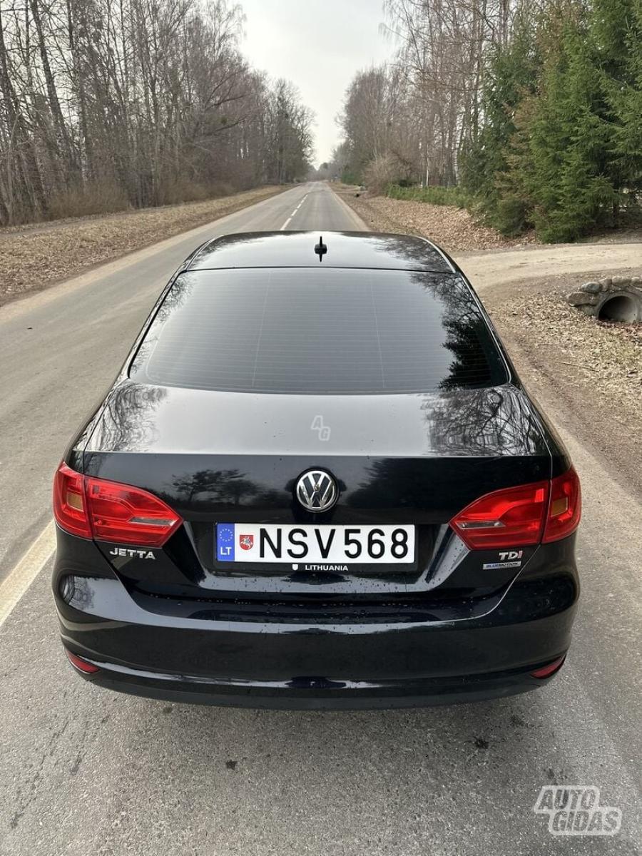 Black Volkswagen Jetta 2013 in Kaunas, with an engine capacity of 1.60 L and mileage of 309 thousand km for 6500 €, photo 7 on AUTOMOTO.COM.LV