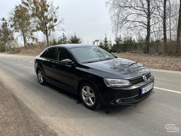 Black Volkswagen Jetta 2013 in Kaunas, with an engine capacity of 1.60 L and mileage of 309 thousand km for 6500 €, photo 8 on AUTOMOTO.COM.LV