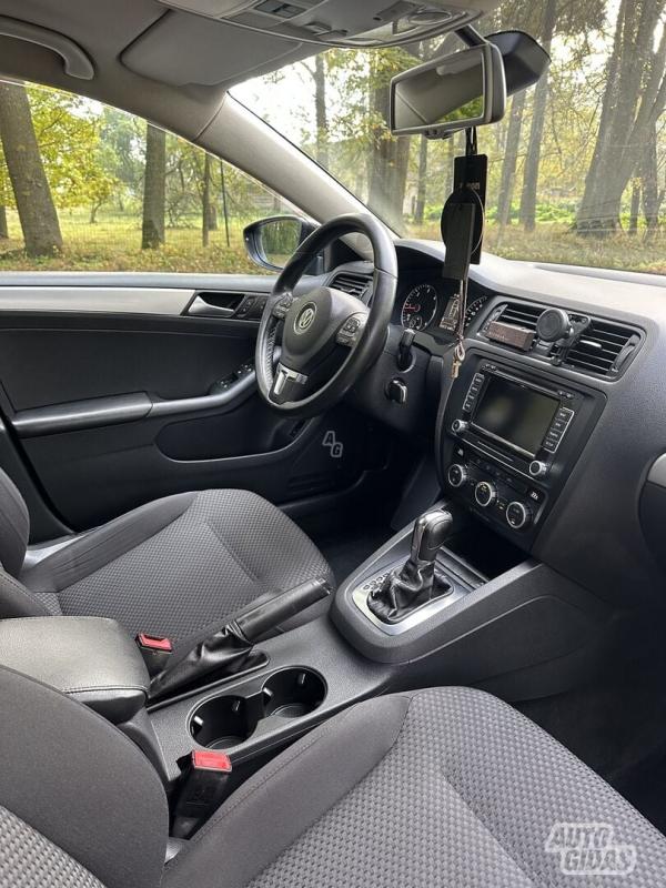 Black Volkswagen Jetta 2013 in Kaunas, with an engine capacity of 1.60 L and mileage of 309 thousand km for 6500 €, photo 9 on AUTOMOTO.COM.LV