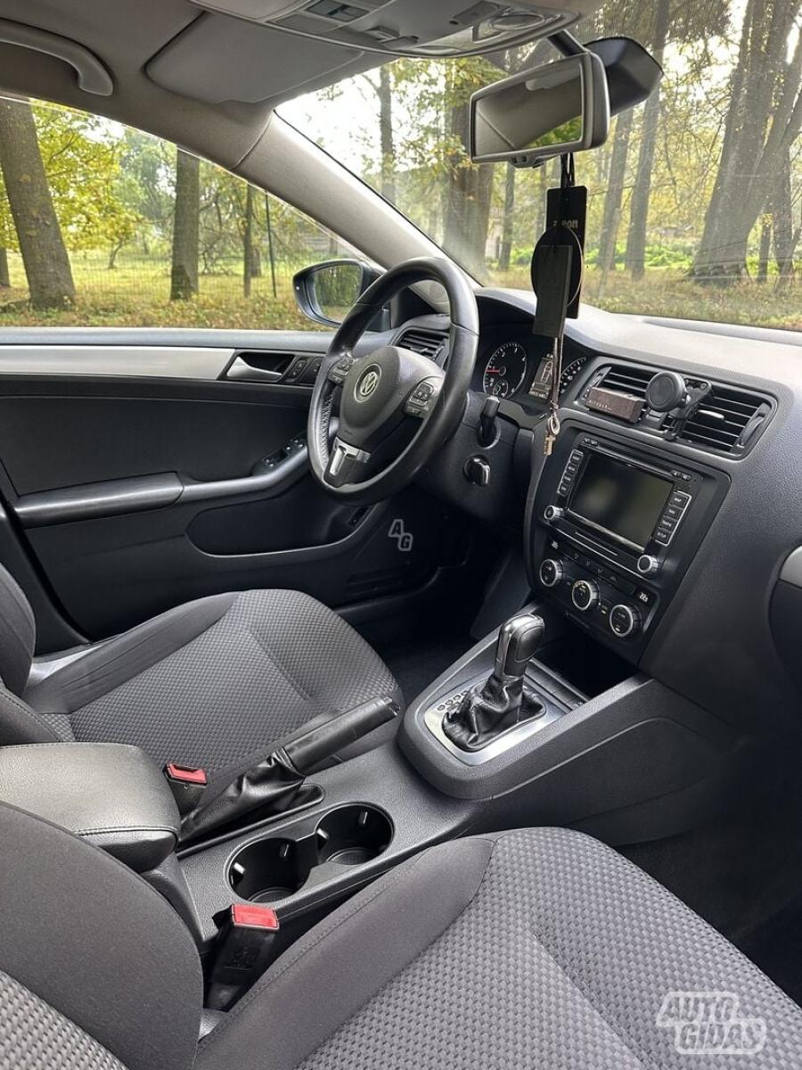 Black Volkswagen Jetta 2013 in Kaunas, with an engine capacity of 1.60 L and mileage of 309 thousand km for 6500 €, photo 9 on AUTOMOTO.COM.LV