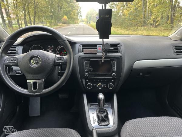 Black Volkswagen Jetta 2013 in Kaunas, with an engine capacity of 1.60 L and mileage of 309 thousand km for 6500 €, photo 10 on AUTOMOTO.COM.LV
