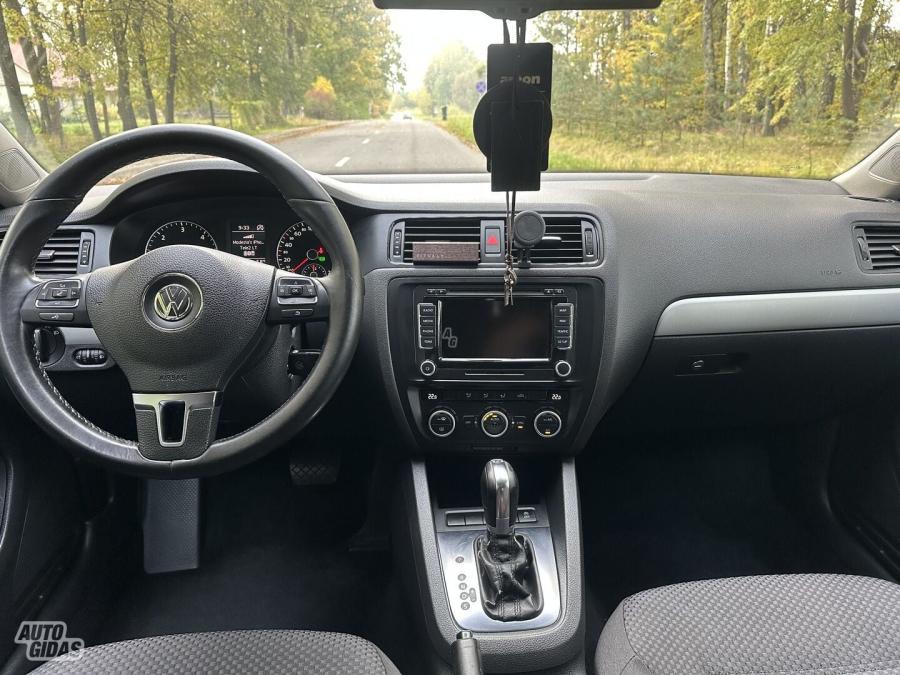 Black Volkswagen Jetta 2013 in Kaunas, with an engine capacity of 1.60 L and mileage of 309 thousand km for 6500 €, photo 10 on AUTOMOTO.COM.LV