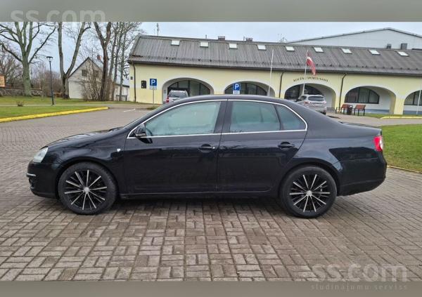 Melns Volkswagen Jetta 2005 Valmiera, ar dzinēja tilpumu 2.00 L un nobraukumu 287 tūkst. km par 2000 €, foto 2 vietnē AUTOMOTO.COM.LV