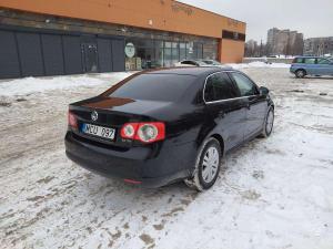 Black Volkswagen Jetta 2006 in Kaunas, with an engine capacity of 1.97 L and mileage of 450 thousand km for 1850 €, photo 3 on AUTOMOTO.COM.LV