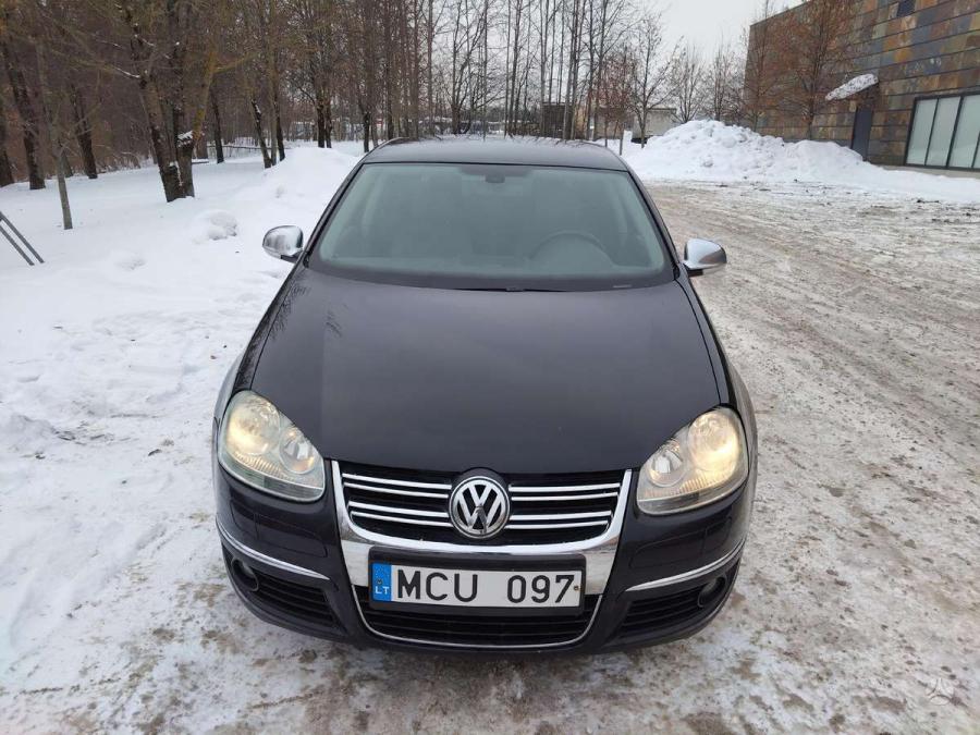 Black Volkswagen Jetta 2006 in Kaunas, with an engine capacity of 1.97 L and mileage of 450 thousand km for 1850 €, photo 4 on AUTOMOTO.COM.LV