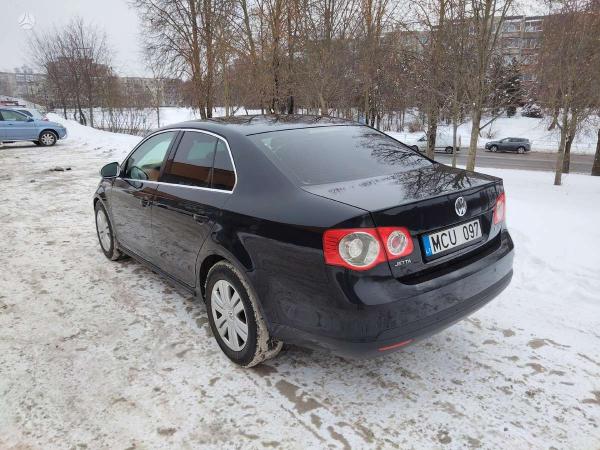 Black Volkswagen Jetta 2006 in Kaunas, with an engine capacity of 1.97 L and mileage of 450 thousand km for 1850 €, photo 5 on AUTOMOTO.COM.LV
