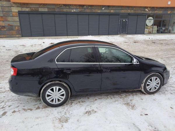 Black Volkswagen Jetta 2006 in Kaunas, with an engine capacity of 1.97 L and mileage of 450 thousand km for 1850 €, photo 6 on AUTOMOTO.COM.LV