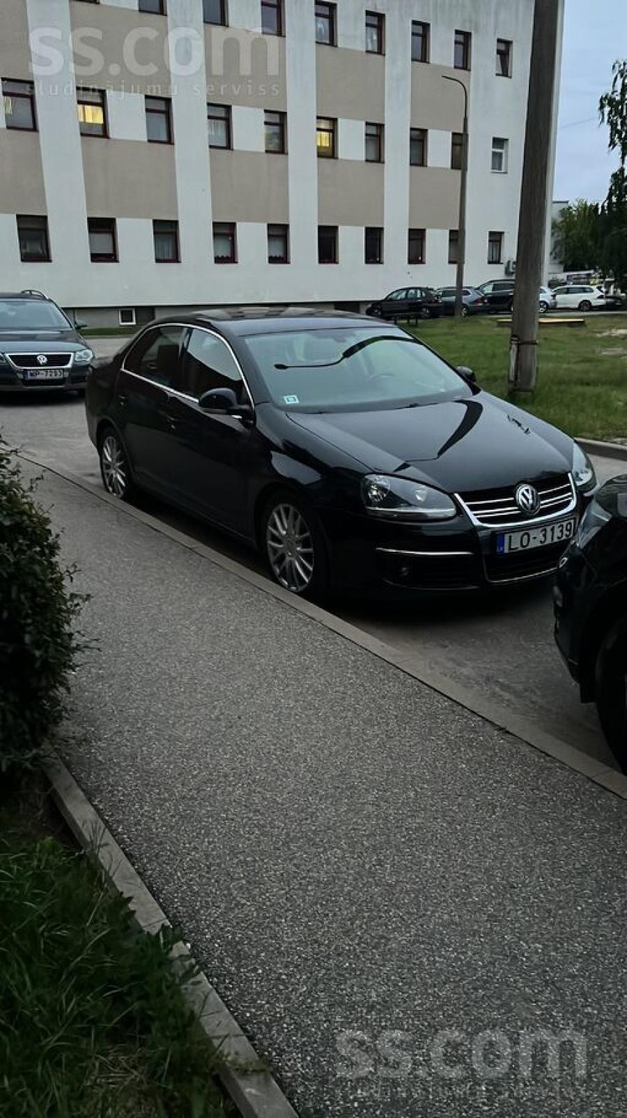 Black Volkswagen Jetta 2006 in Daugavpils, with an engine capacity of 1.90 L and mileage of 329 thousand km for 1000 €, photo 1 on AUTOMOTO.COM.LV