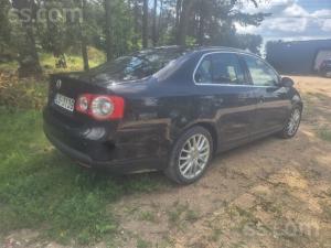 Black Volkswagen Jetta 2006 in Daugavpils, with an engine capacity of 1.90 L and mileage of 331 thousand km for 1750 €, photo 4 on AUTOMOTO.COM.LV