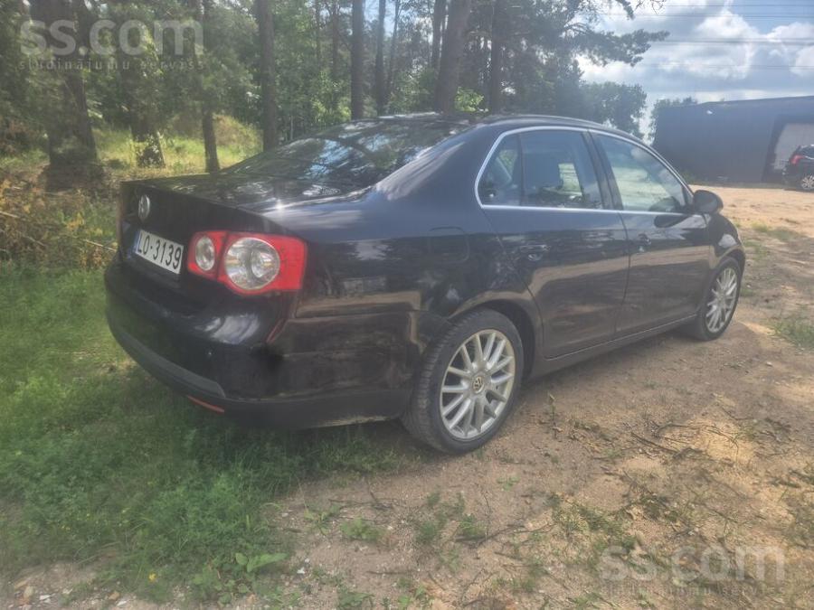 Black Volkswagen Jetta 2006 in Daugavpils, with an engine capacity of 1.90 L and mileage of 331 thousand km for 1750 €, photo 4 on AUTOMOTO.COM.LV