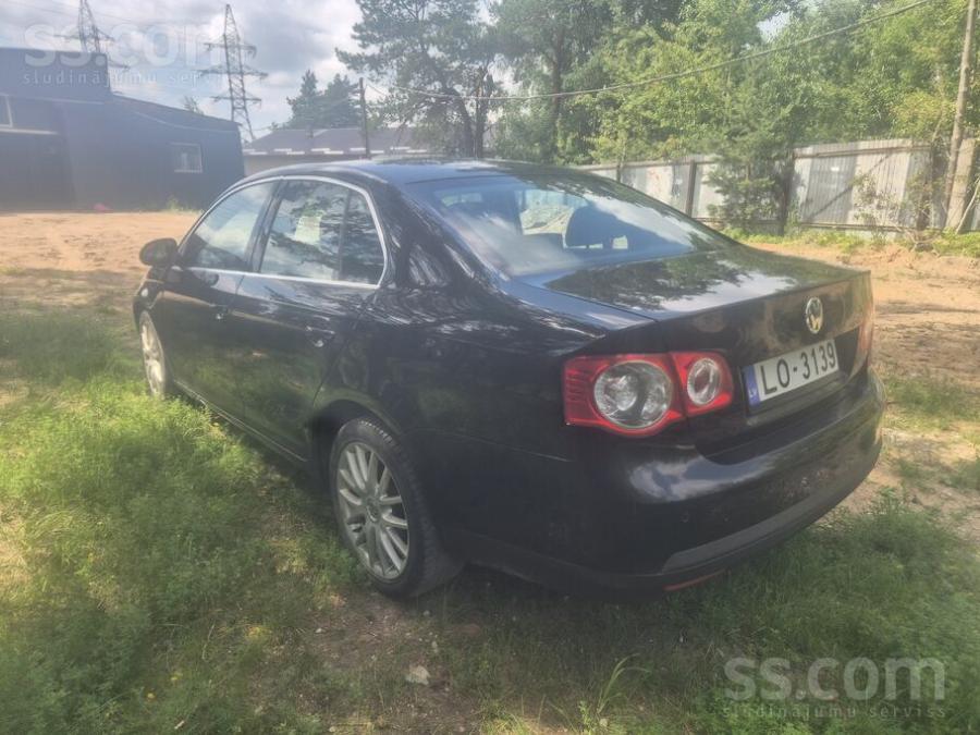Black Volkswagen Jetta 2006 in Daugavpils, with an engine capacity of 1.90 L and mileage of 331 thousand km for 1750 €, photo 5 on AUTOMOTO.COM.LV