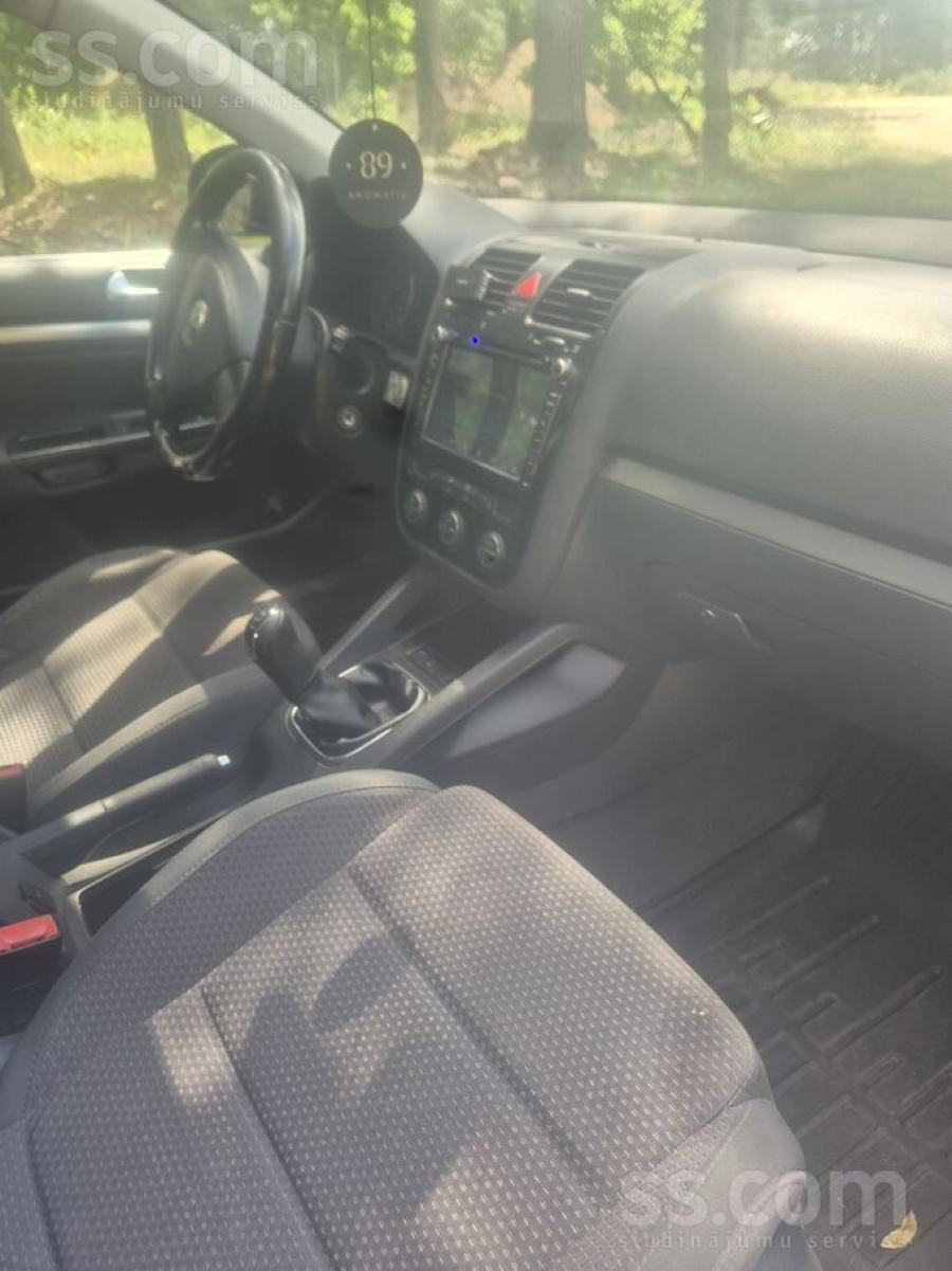Black Volkswagen Jetta 2006 in Daugavpils, with an engine capacity of 1.90 L and mileage of 331 thousand km for 1750 €, photo 7 on AUTOMOTO.COM.LV