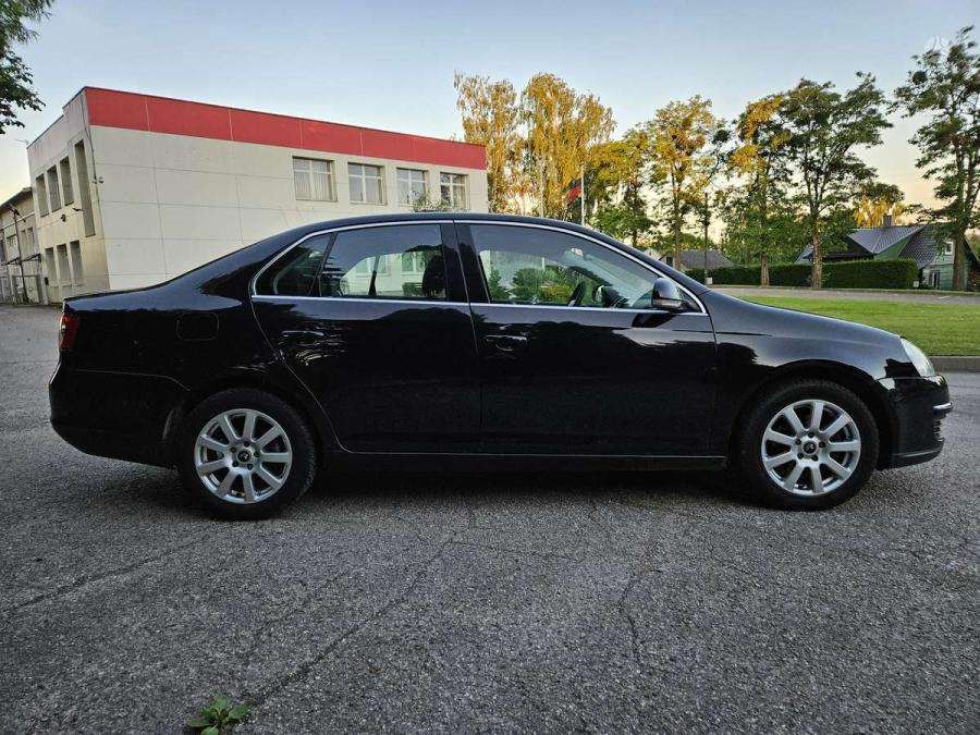 Black Volkswagen Jetta 2006 in Prienai, with an engine capacity of 1.90 L and mileage of 201 thousand km for 1750 €, photo 5 on AUTOMOTO.COM.LV